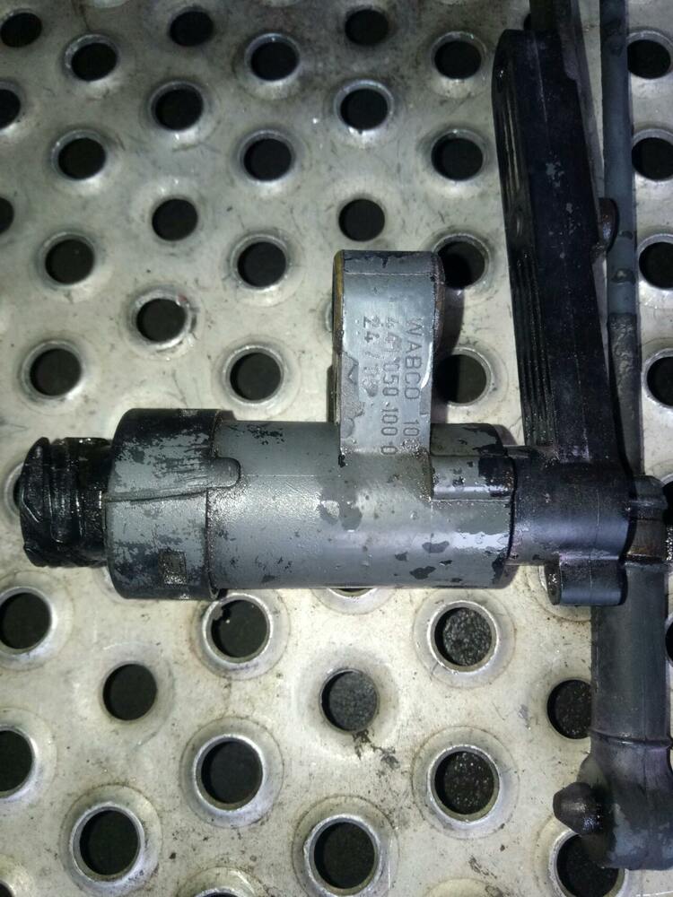 Кран уровня пола заднего моста DAF 1365935 (следящий кран) Wabco ...